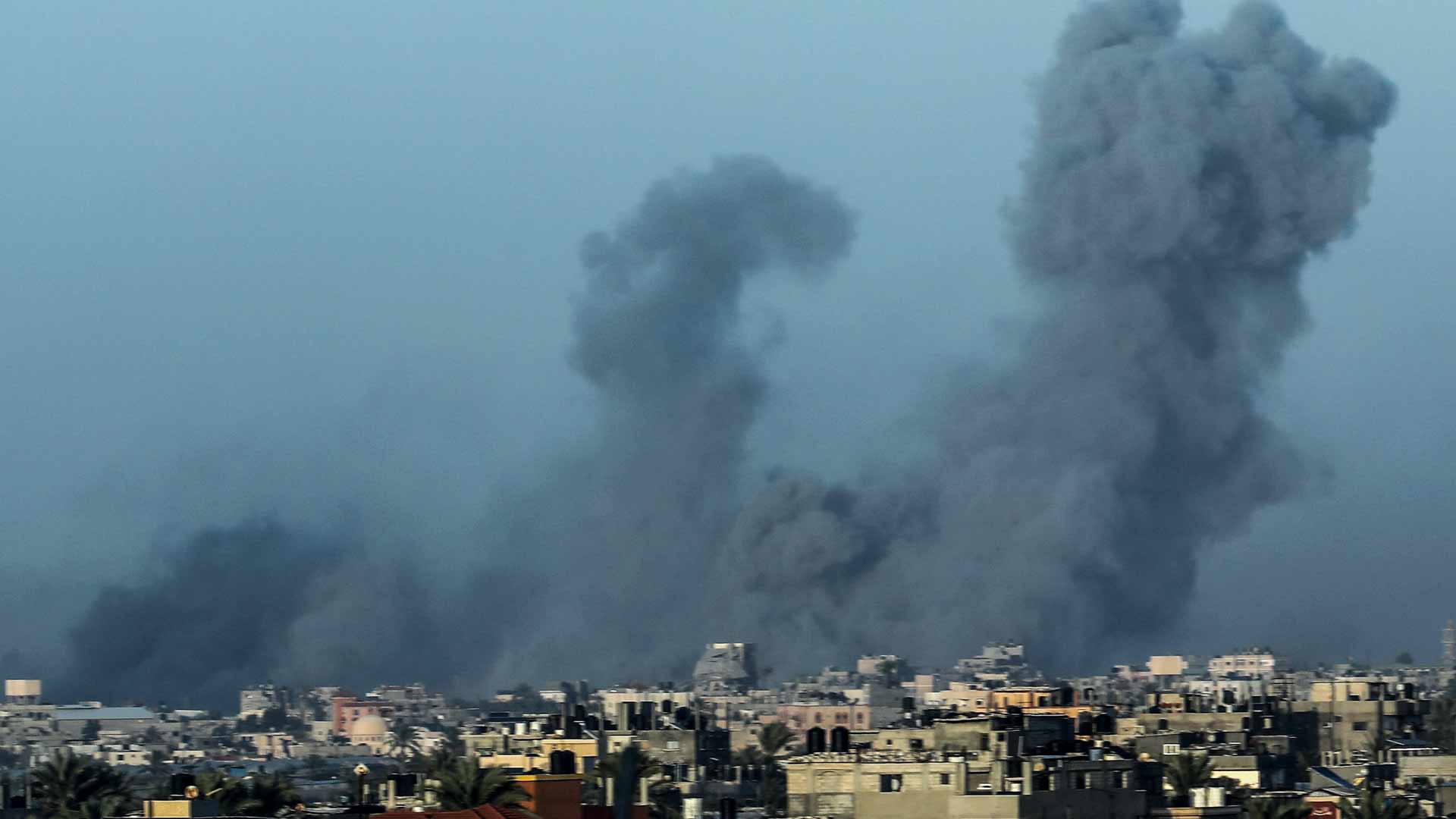 Hanif Kureishi and Zadie Smith among over 200 writers calling for ...